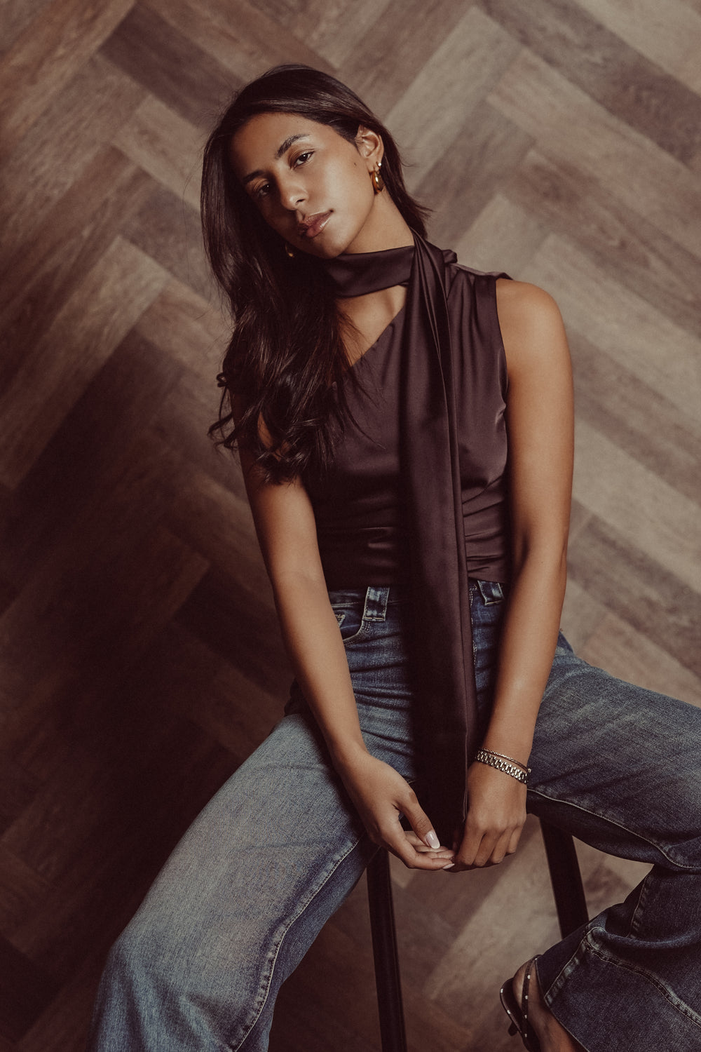 One shoulder top met omslag detail bruin